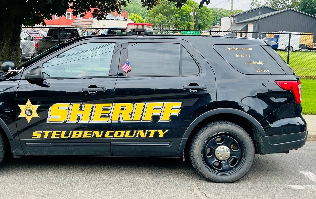 Man who threatened mass casualties and shot at deputies dies after ...